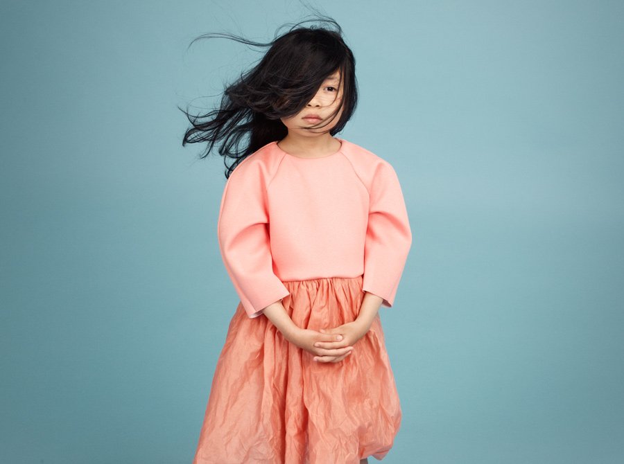 Handgefertigte Kindermode in minimalistischer Silhouette aus Litauen